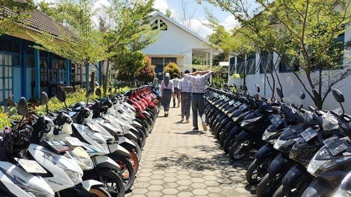 Viral Parkiran Motor Sekolah Disusun Sesuai Warna dan Merek, Tanamkan ...