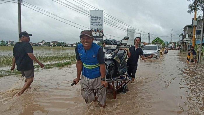 Banjir Bawa Rezeki, Warga Kendal Raup Untung dari Jasa Angkut Motor Darurat Pakai Gerobak ...