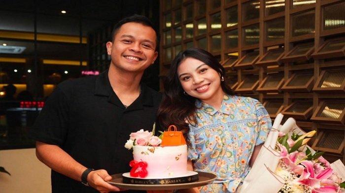 Inilah Sosok Aqila Hakim Kekasih Rio Alief Drummer Noah, Terpaut Usia 9 ...