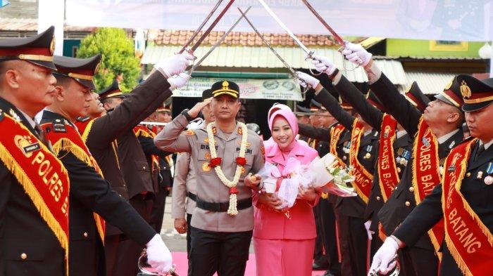 Serah Terima Kapolres Batang, AKBP Edi Rahmat Mulyana Disambut dengan Tradisi Pedang Pora ...