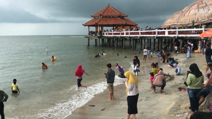Ribuan Wisatawan Penuhi Pantai di Jepara Saat Libur Lebaran - Tribunjateng.com
