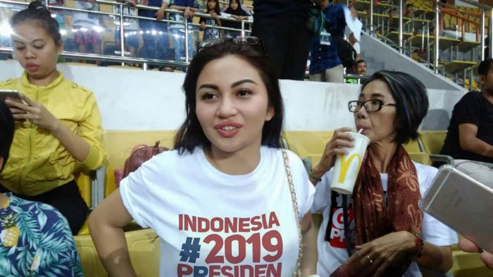 Beredar Foto Ariel Tatum Pakai Kaus Indonesia #2019PresidenBaru ...