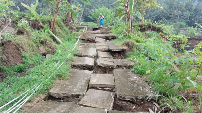 Bencana Tanah Gerak Sampang Kebumen Putus Akses Utama Jalan dan ...