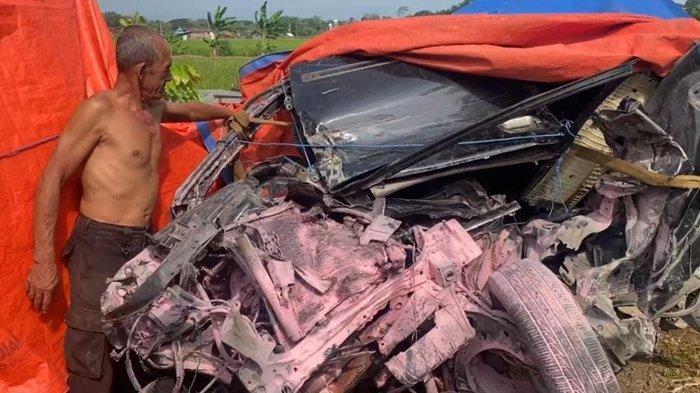 Avanza Remuk Setelah Tabrakan dengan 2 Truk, 2 Orang Tewas dan 1 Luka ...