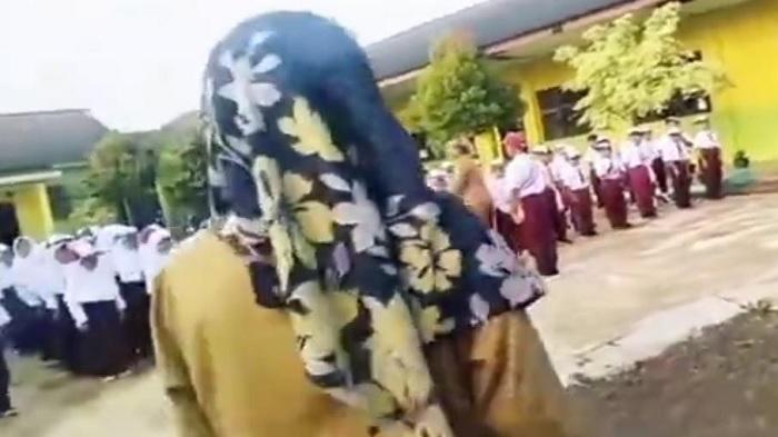 Viral Video Detik-detik Kepala Sekolah Cekik Para Murid Saat Upacara ...