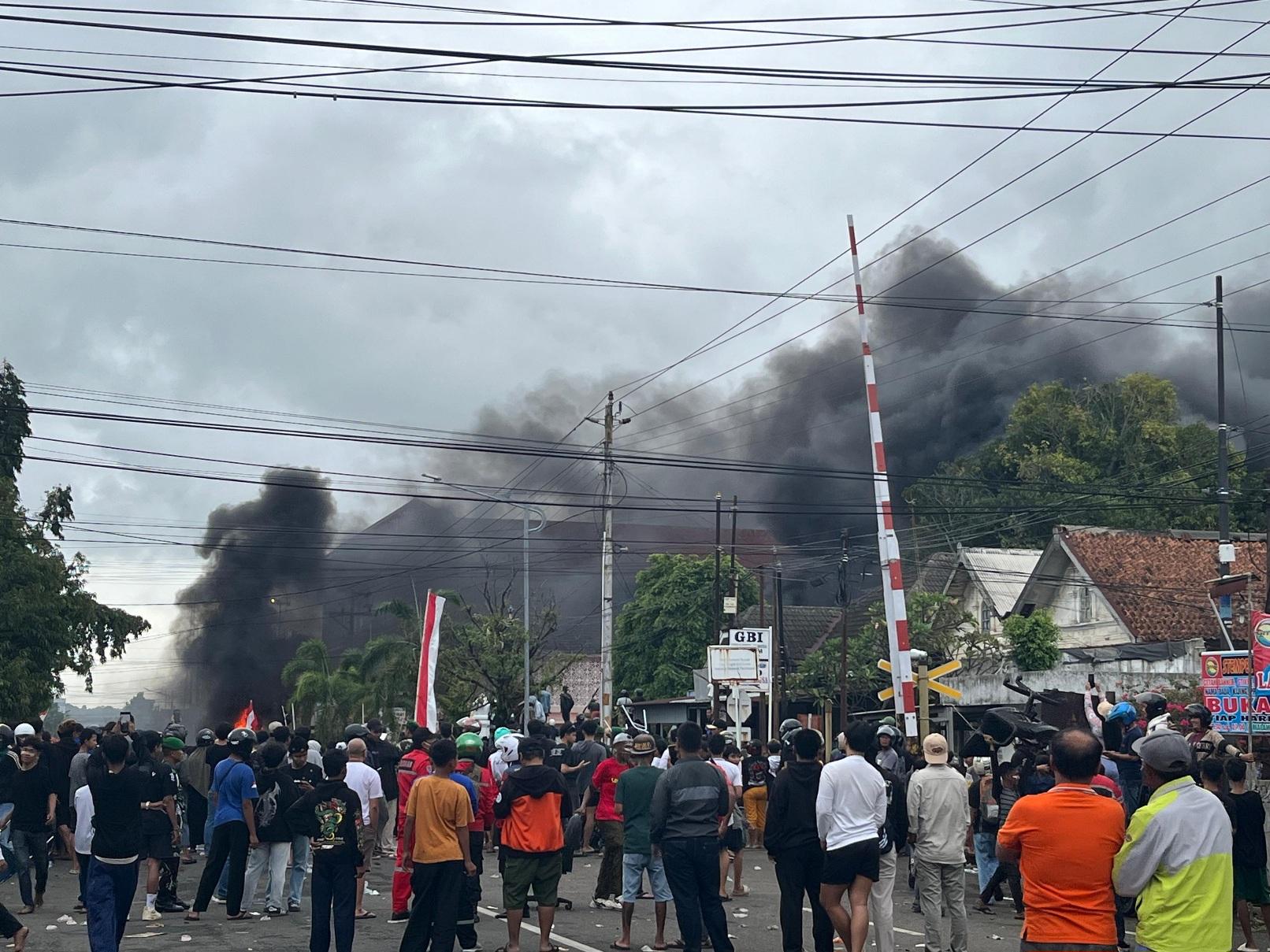 BREAKING NEWS: Gedung DPRD Cilacap Dibakar dan Dijarah Massa ...