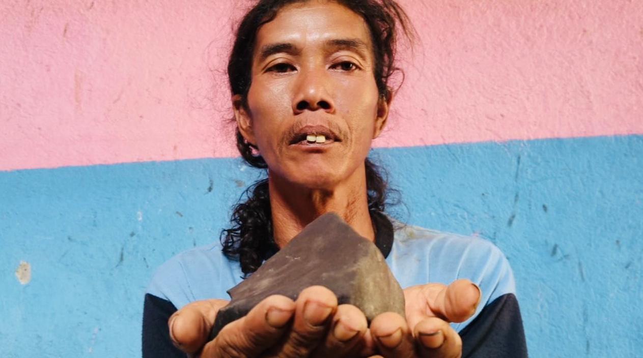 Siap Lepas Harga Tertinggi, Wasroni Warga Tegal Jual Batu Meteor 3 ...