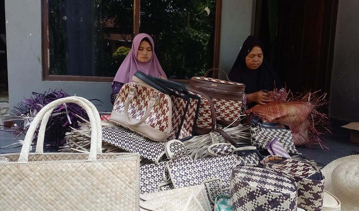 Merawat Tradisi Anyam Daun Nanas Menjadi Tas di Kudus: Kisah Suparti ...