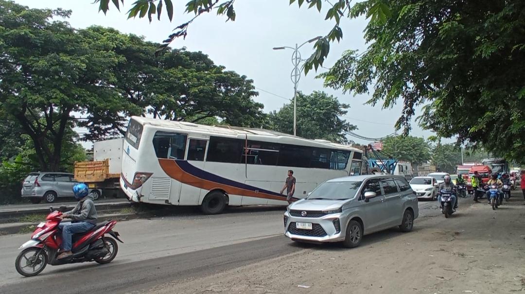 Video Kecelakaan Bus Karyawan Tabrak Truk di Semarang Bikin Macet Parah ...