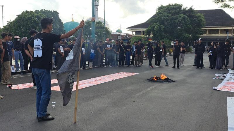 Aksi Bakar Ban Mewarnai Demo Mahasiswa di Banyumas yang Tolak PPN 12 ...