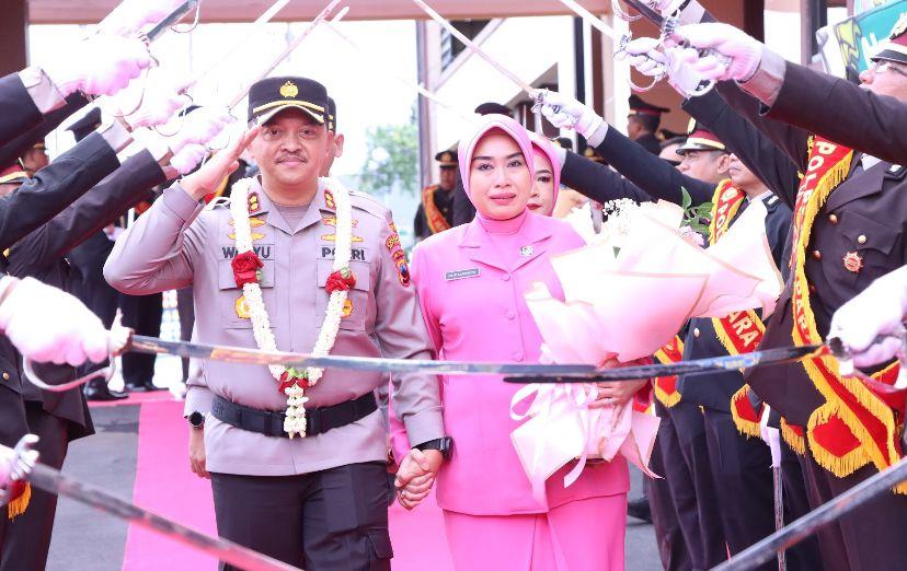 Kapolres Jepara Resmi Berganti, Sertijab Diwarnai dengan Tradisi Pedang Pora - Tribunjateng.com