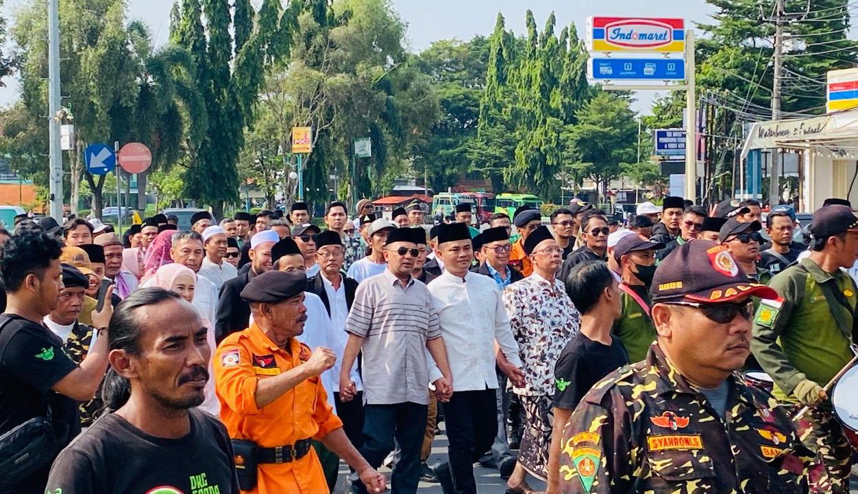 Diantar Ribuan Pendukung, Ischak Maulana Rohman Mantap Nyalon Bacabup ...