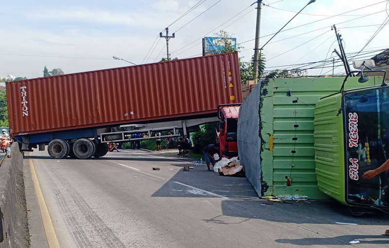 BREAKING NEWS: Ditabrak Truk Box, Truk Kontainer Melintang Tutupi Jalan ...
