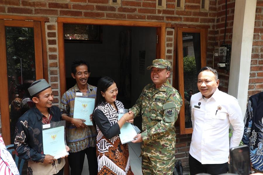 Menteri ATR/BPN Nusron Wahid Serahkan Sertifikat Hasil Konsolidasi Tanah di Kabupaten Semarang ...