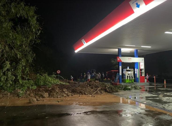 Video Hujan Deras Tebing di Rest Area Tol KM 429 Ungaran Semarang ...