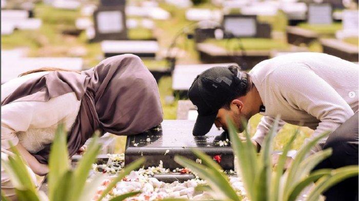 Thariq Halilintar Ziarah Makam Adjie Massaid, Izin Restu Nikahi Aaliyah Massaid - Tribunjateng.com