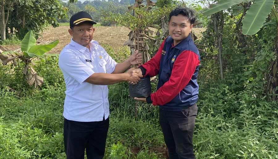 Gerakan Tanam Pohon KKN UPGRIS di Desa Pagerwojo Kendal, Ajak Siswa SD ...