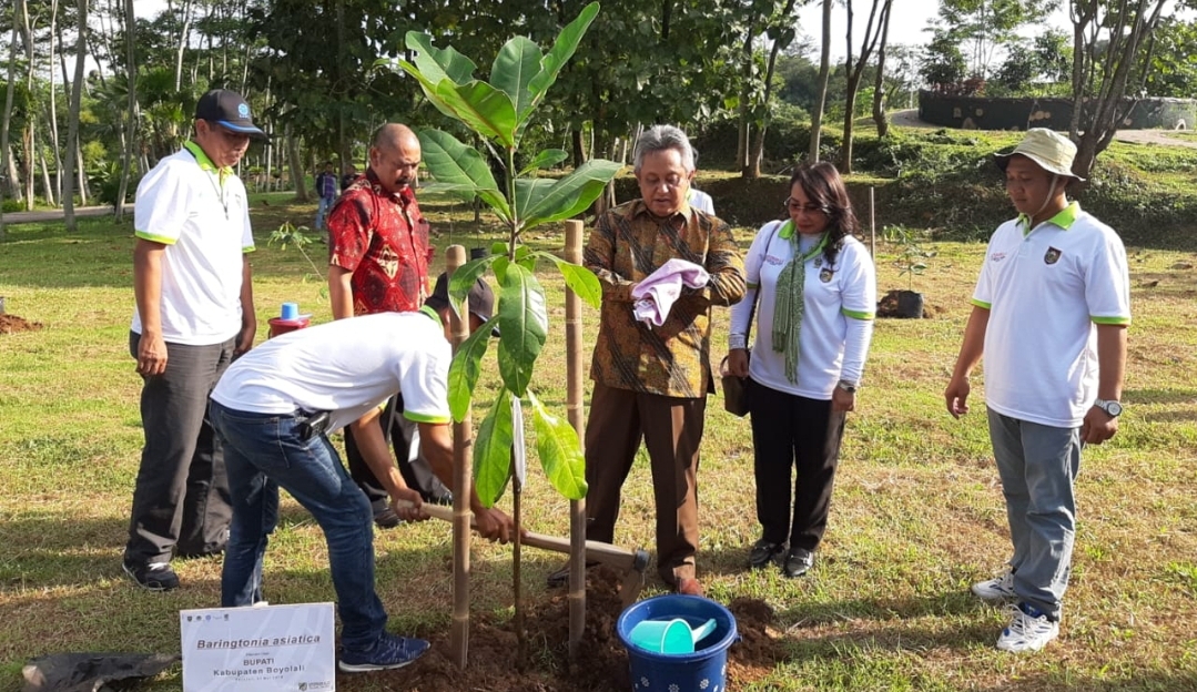 Bupati Seno Samudro Ajak Muda-Mudi Buat Oleh-oleh Khas Kebun Raya ...