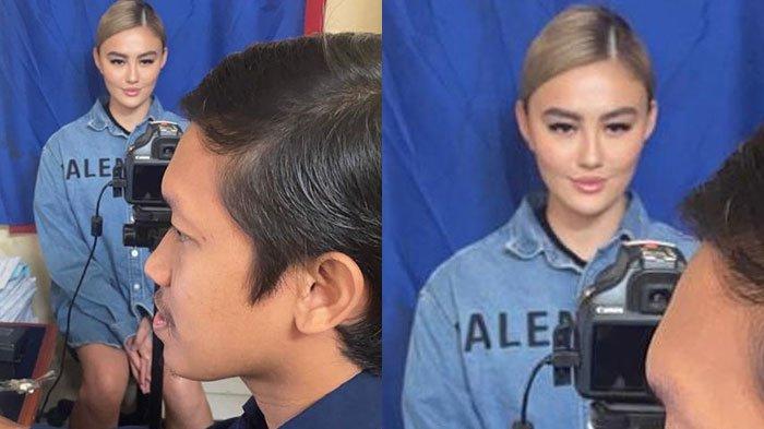 Potret Agnez Mo Lagi Urus e-KTP di Kelurahan Pakai Kemeja Biru ...