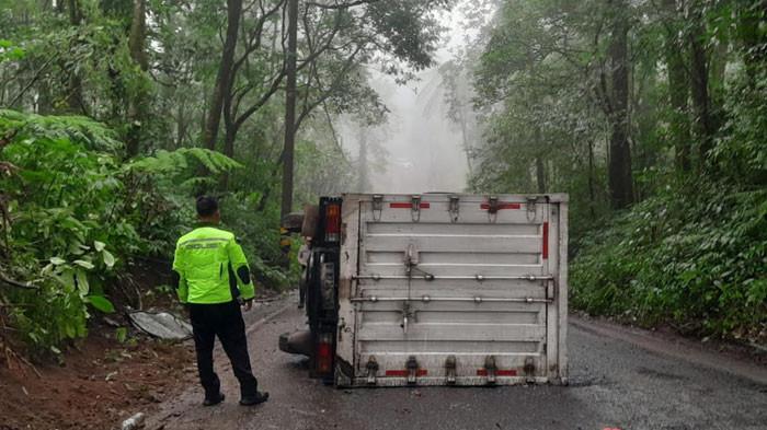 Hindari Kemacetan Situbondo-Banyuwangi, Mobil Boks Muatan Roti Terguling di Jalur Alternatif ...