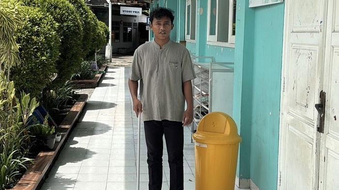 Jadi Guru Honorer Bergaji Rp1,3 Juta di 2 Sekolah, Fakhrul Nyambi ...