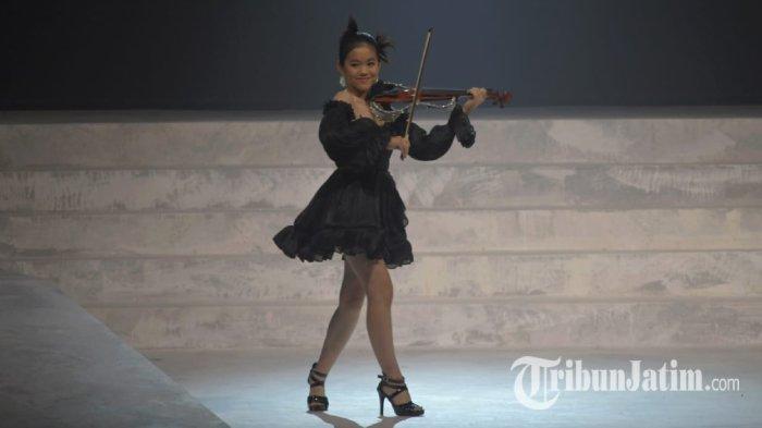 Keahlian Sidney Loo Bermain Biola Iringi Peragaan Busana Karya Ronie Parero di Panggung SFP 2023 ...