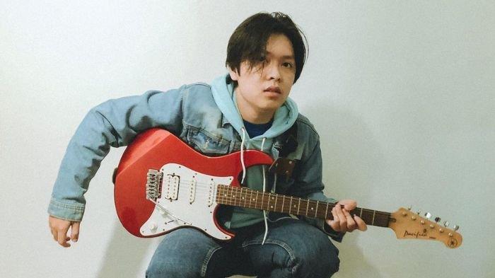Chord Gitar dan Lirik Lagu L - Halstage, Viral di TikTok, 'Sungguh Tak ...