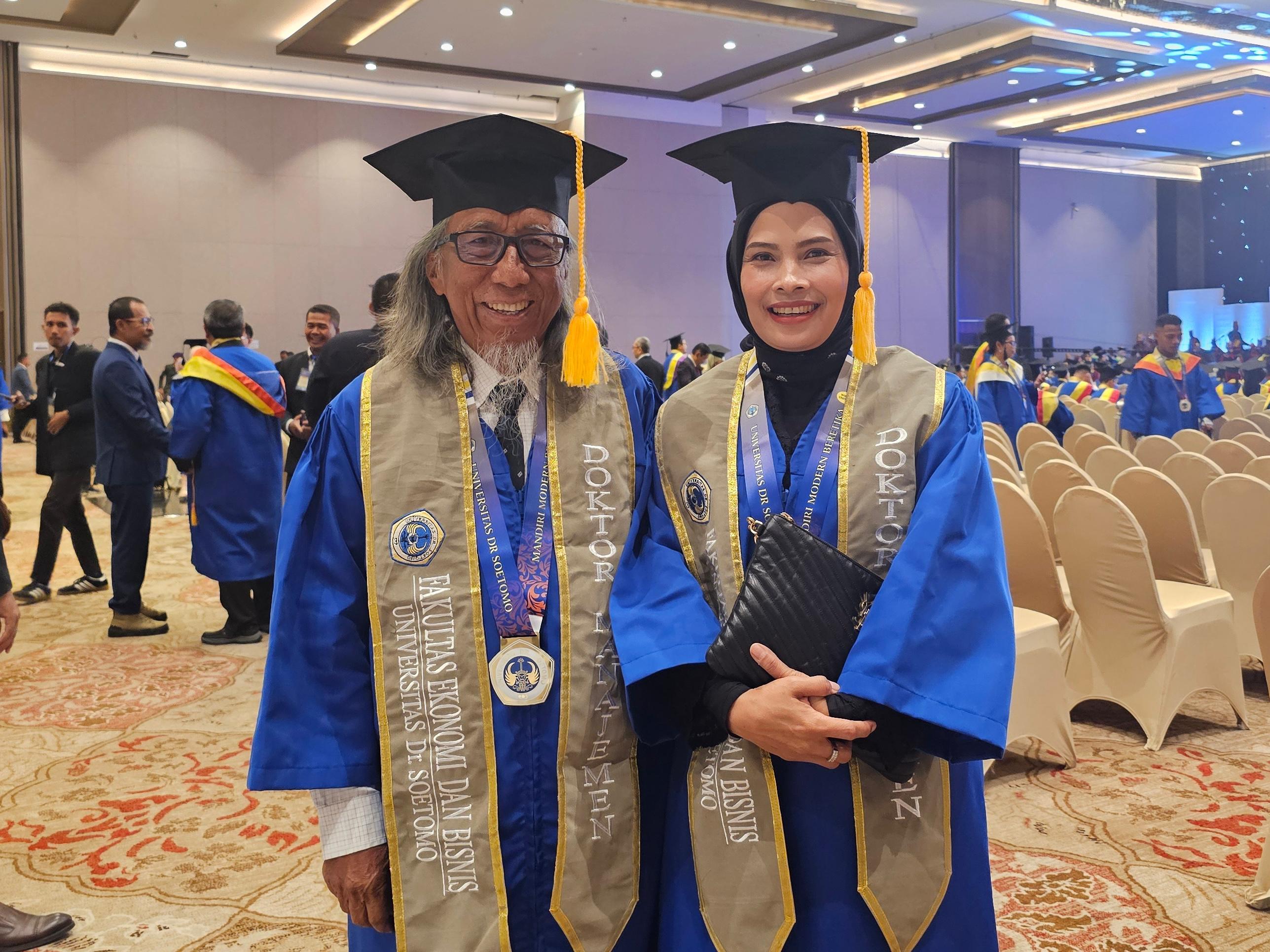 Kisah Inspiratif Pasangan Suami Istri Raih Gelar Doktor Bersama di ...
