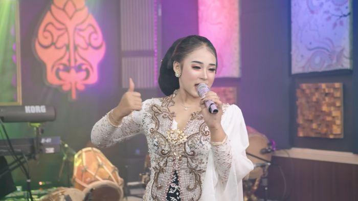 Arti Lirik Lagu Tombo Kangen, Ciptaan Wasimin Viral Dinyanyikan Niken Salindry: Mumpung Saiki ...