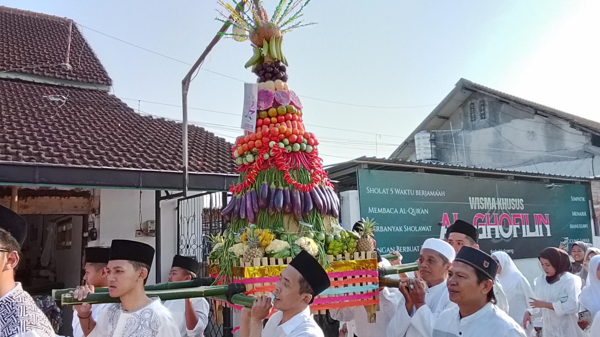 Gerebek Gunungan ala Warga Talangsari Jember dalam Memperingati Maulid ...