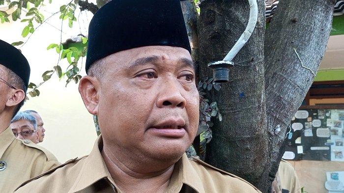 Bupati Sleman Tak Kuasa Menahan Tangis Lihat Atap Ruang Kelas SDN Kledokan Ambruk - Tribunjogja.com