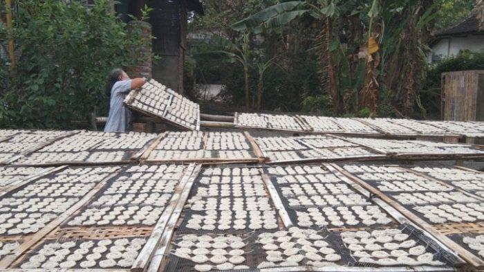 Cerita Tuti Jatuh Bangun Usaha Kerupuk Rambak, Sempat Bangkrut, Kini ...