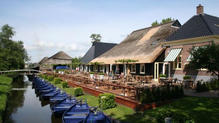 Mengenal Giethoorn, Desa Belanda yang Hanya Bisa Dijelajahi dengan ...