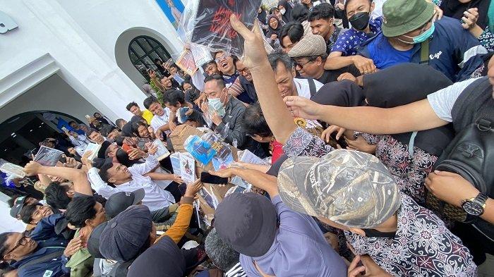 Diawali Rayahan Gunungan Buku, Pasar Sastra Dibuka di Taman Budaya ...