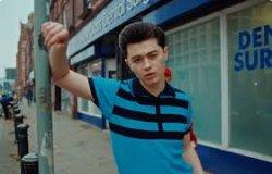 Lirik dan Terjemahan Lagu Boy In Love - Elliot James Reay - Tribunjogja.com