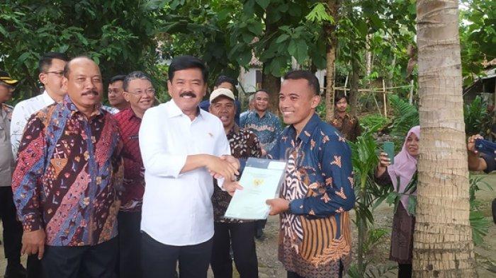Menteri Hadi Serahkan Langsung Sertifikat Konsolidasi Tanah ke Warga Moyudan Sleman ...