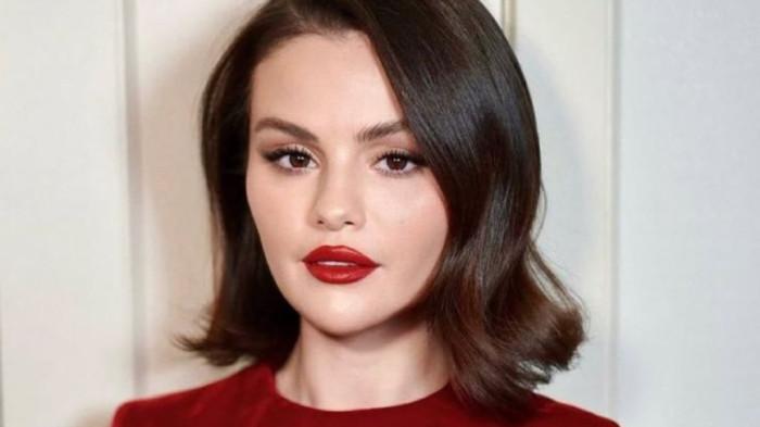 Lirik dan Terjemahan Lagu In The Dark – Selena Gomez, Soundtrack ...