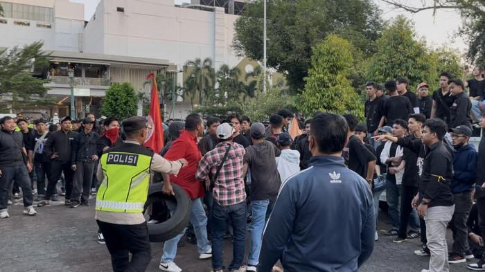 Gagal Temui Seluruh Fraksi DPRD DIY, Massa Aliansi BEM DIY Bakal ...