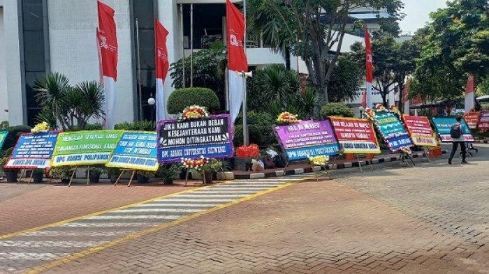 Rayakan Ultah Sri Mulyani, ADAKSI Kirim Bunga ‘Tolak Kapitalisasi Kampus’ ke Kemenkeu ...