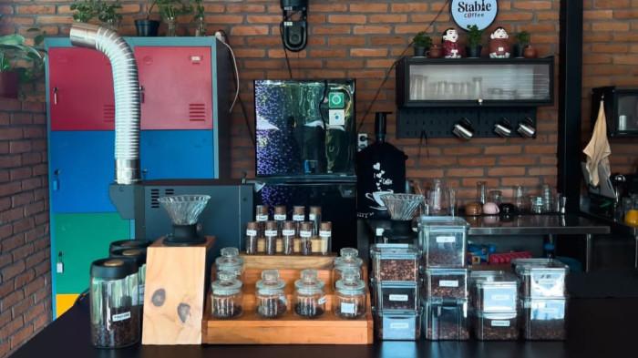 Stable Coffee, Tempat Ngopi dan Makan di Jogja dengan View Berkuda ...