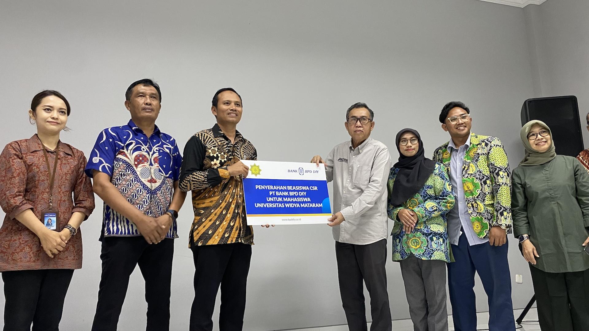Bank BPD DIY Salurkan CSR Beasiswa untuk 30 Mahasiswa UWM Yogyakarta ...