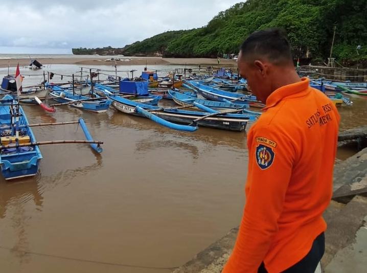 Dampak Siklon Tropis Anggrek, Warna Air Pantai Baron Gunungkidul ...