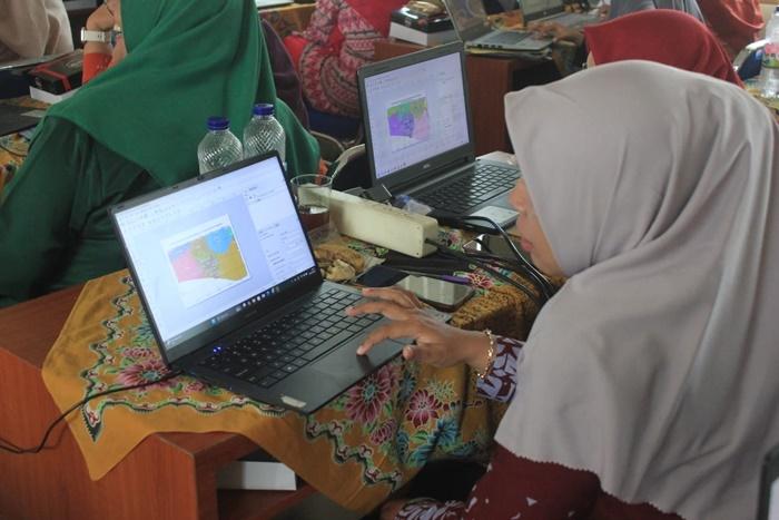 Dosen FISIP UNY Beri Pelatihan Guru Geografi Bikin Peta Digital ...