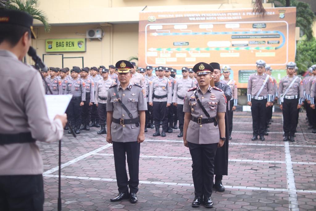 Polisi Telusuri Video Viral Pengemudi Mobil Geser Water Barrier di ...