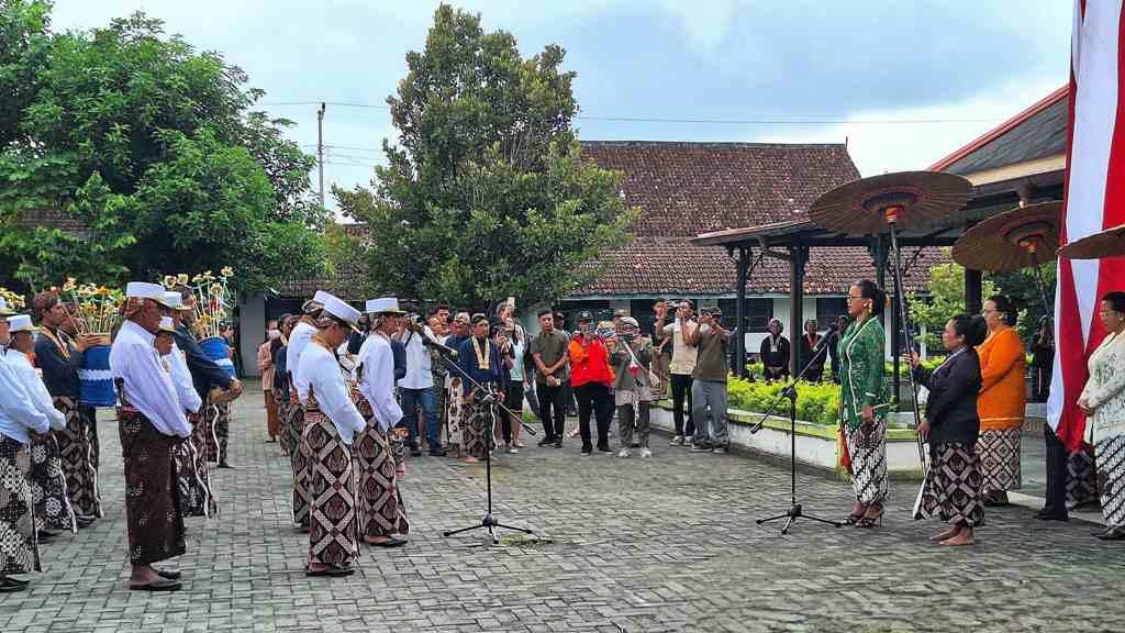 POTRET Pembagian Gunungan Grebeg Syawal di Ndalem Mangkubumen, Pertama ...