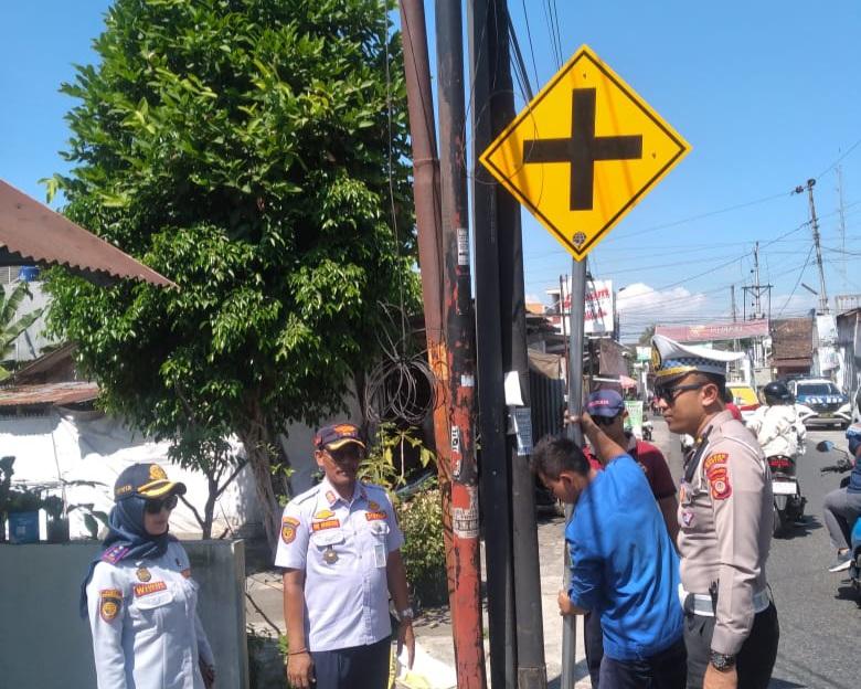Viral! Sering Terjadi Laka di Simpang Empat Sonosewu, Kini Dipasang ...