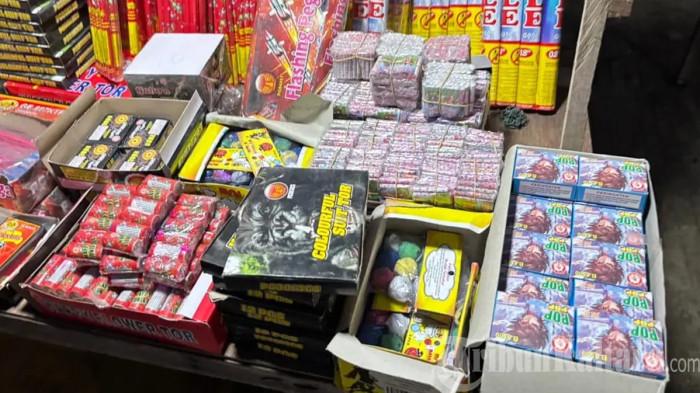 Penjual Kembang Api di Tanjung Selor Kaltara Termenung Jelang ...