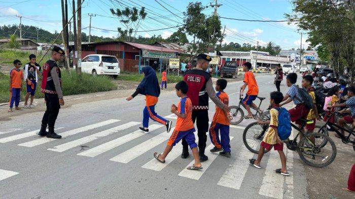 Ditsamapta Polda Kaltara Edukasi Anak-anak SDN 020 Tanjung Selor Nyebrang Jalan dengan Tertib ...