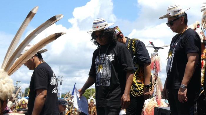 Personel Band Rock Edane Nonton Budaya Dayak Kenyah, Malam Ini Bakal ...