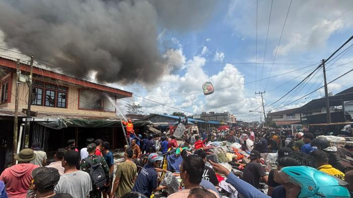 12 Kios dan 3 Rumah Hangus, Pemadaman Kebakaran Pasar Pelangi Malinau Kaltara Libatkan 100 ...